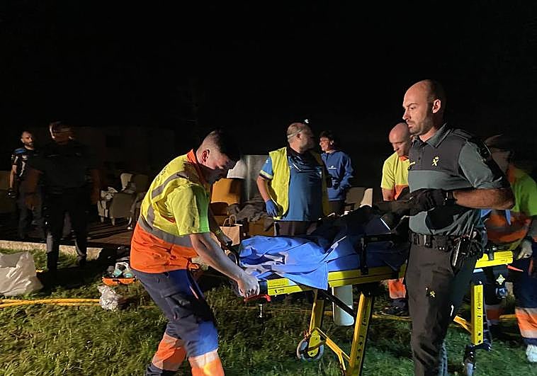 Muere una mujer de 76 años y otras 15 personas están hospitalizadas, tres de ellas graves, tras ...